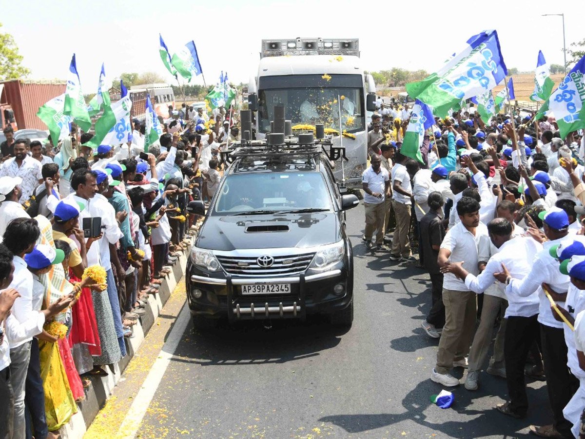 CM YS Jagan Nandyal Bus Yatra: సమరోత్సాహం.. జన సముద్రంలా నంద్యాల.. (ఫొటోలు) | Andhra Pradesh ...